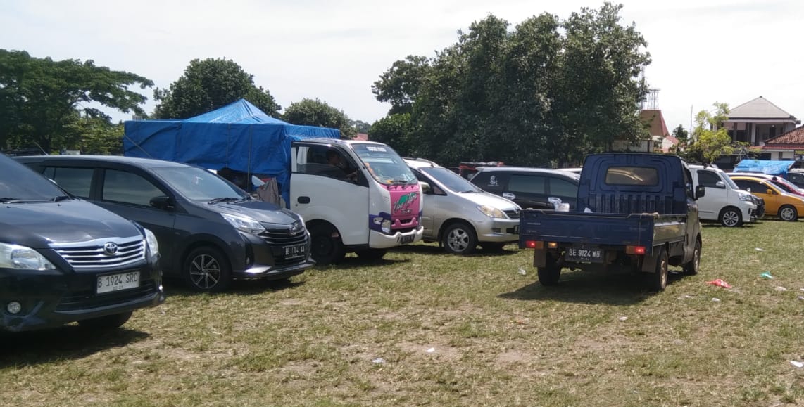 Lapangan Bola Jadi Area Parkir Roda Empat Pengunjung Pantai Wisata ...