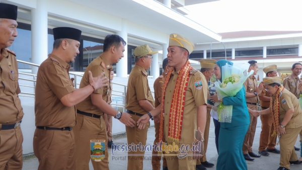 Pj Sekda dan OPD Sambut Kedatangan Bupati dan Wakil Bupati Pesisir Barat - Potensinews.id